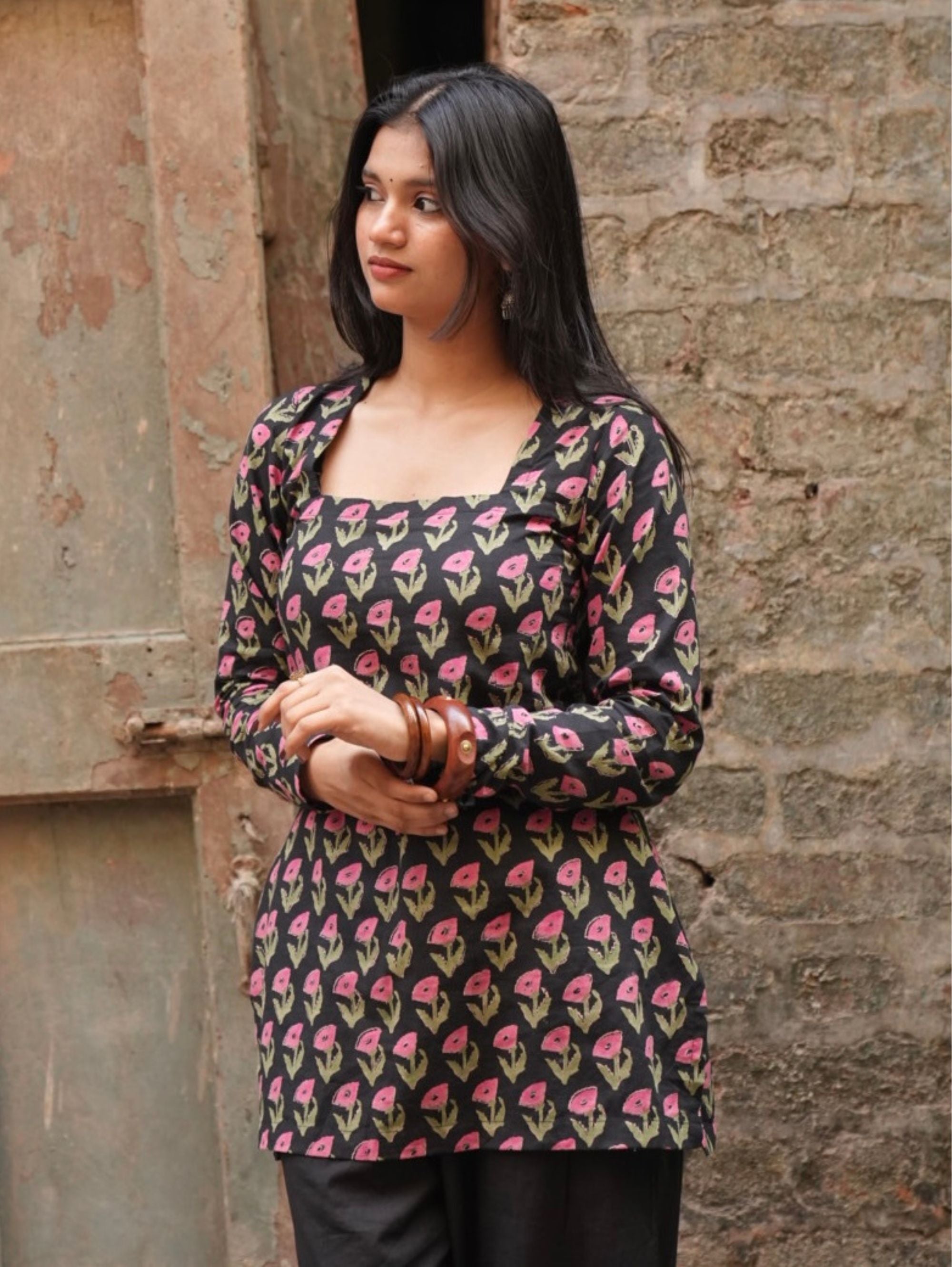 Siyahi Phool Short Kurti Full Sleeve for Women | Cotton Floral Black ...